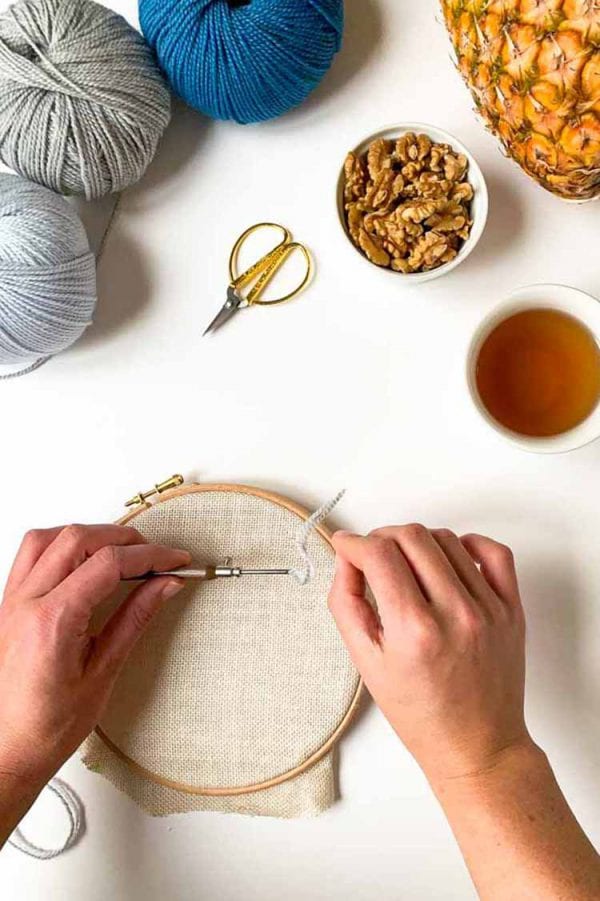 How to punch needle with two colors yarn | Studio Koekoek