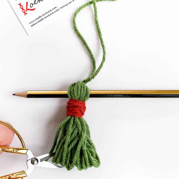 How to make a yarn tassel from leftover yarn | Studio Koekoek